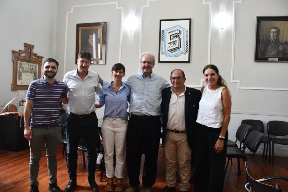 Visita del Concejal y fundador de la ONG de educación One World oriundo ...